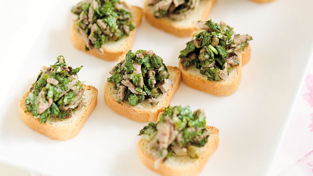 Steak with salsa verde on mini toasts | Women's Weekly Food