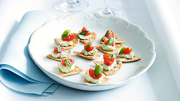 Goat’s cheese, tomato and basil crisps | Women's Weekly Food