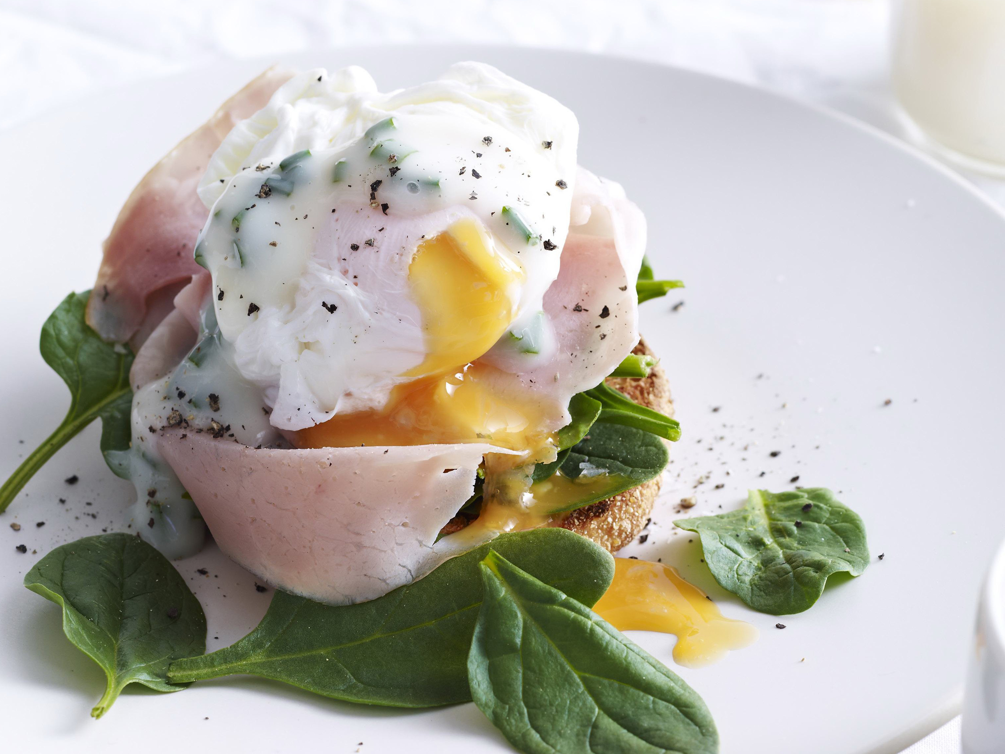 Muffins with poached eggs,ham and herb dressing | Women's Weekly Food