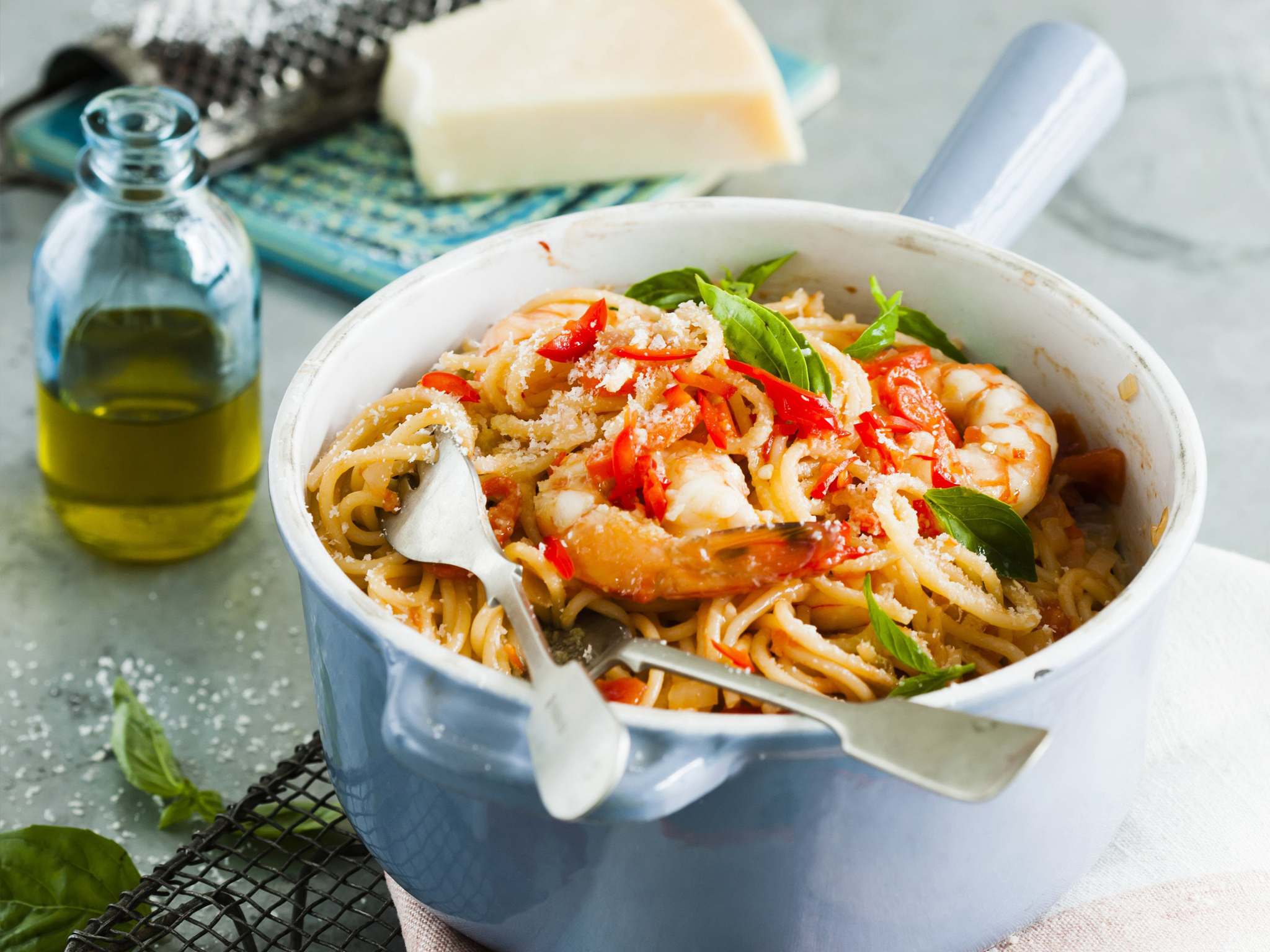 One-pot chilli, tomato and garlic prawn spaghetti | Women's Weekly Food
